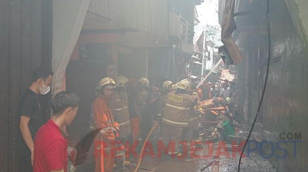 Kebakaran Terjadi Di Kawasan Padat Penduduk Di Jembatan Besi, Tambora, Jakarta Barat (Jakbar ...